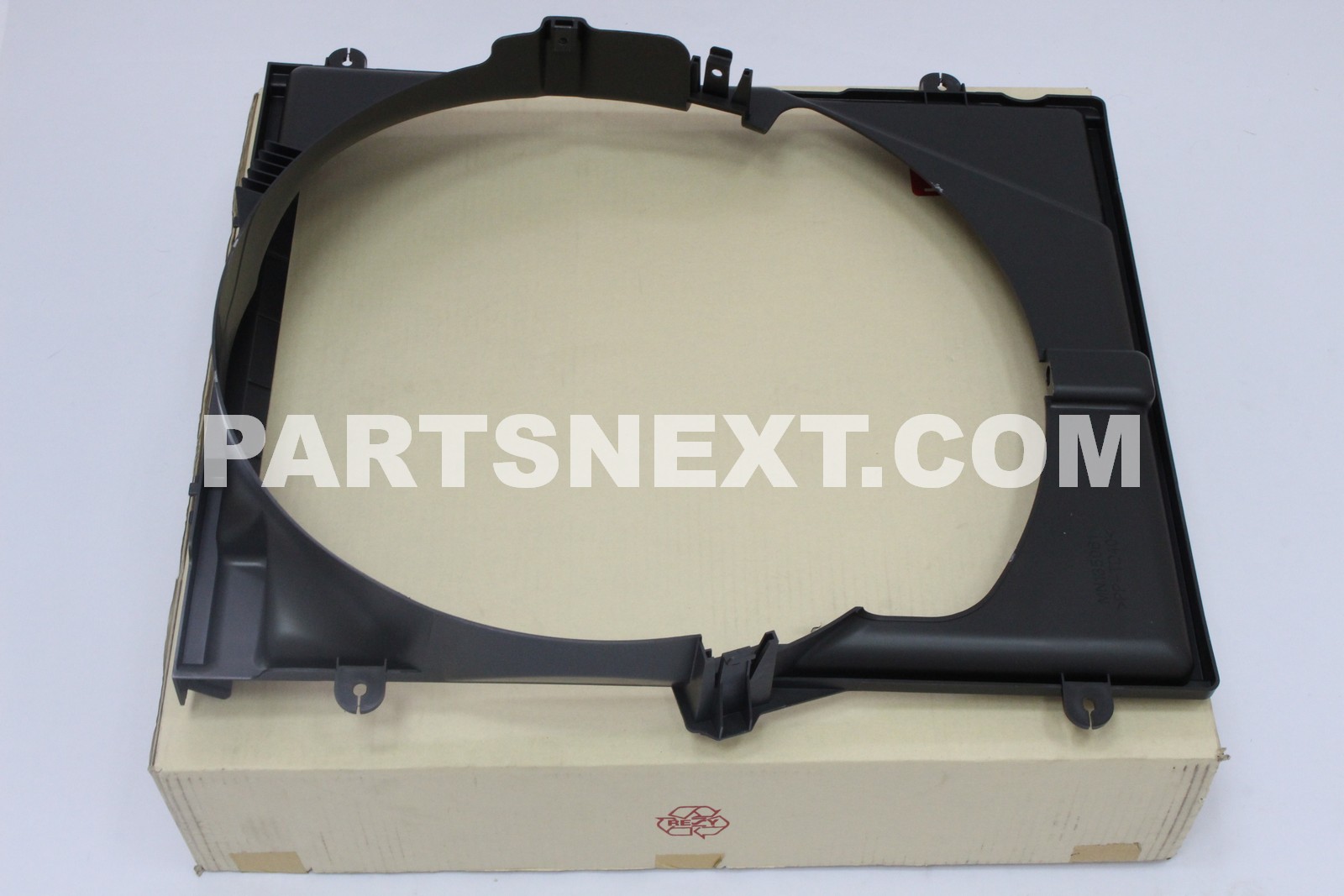 Mitsubishi :: MN135061 SHROUD,COOLING FAN