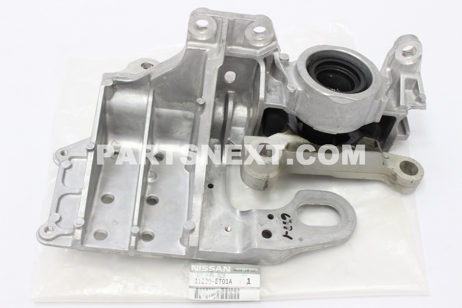 Nissan :: 11220-ET01A INSULATOR