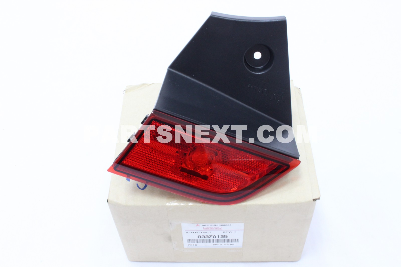 Mitsubishi :: 8337A135 REFLECTOR,TAIL LAMP