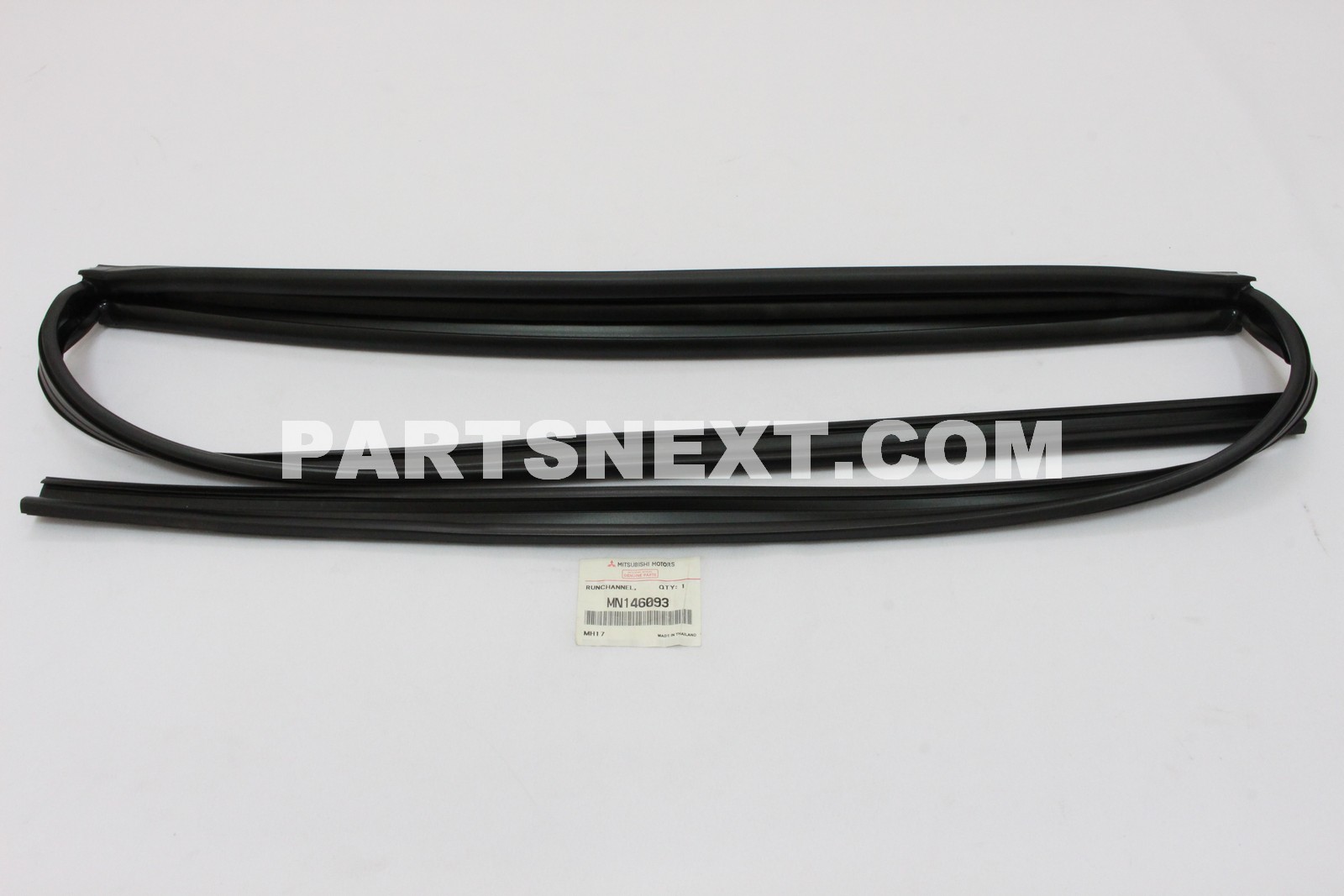 Mitsubishi :: MN146093 R/GLASS W/STRIP