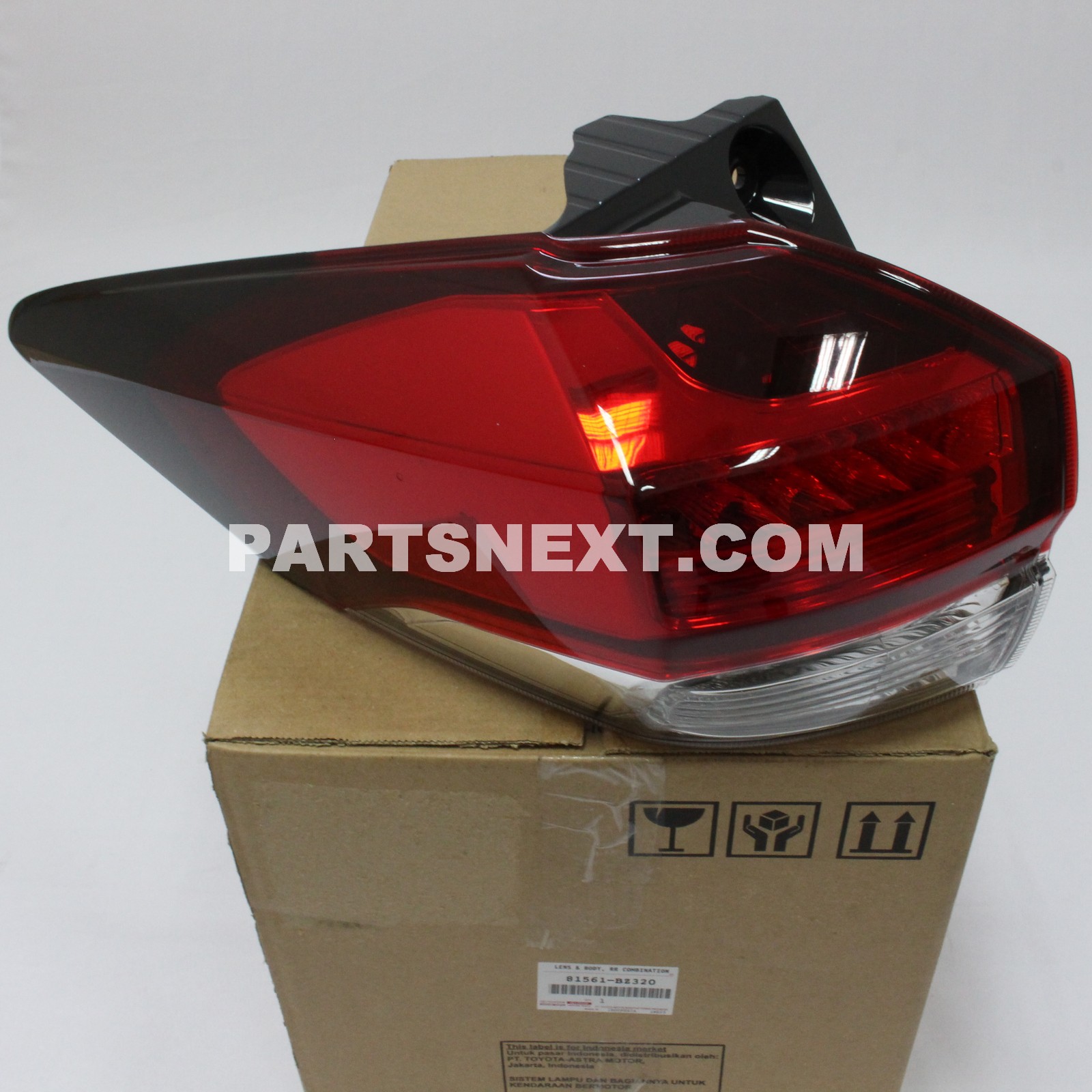 Toyota :: 81561-BZ320 LENS & BODY, RR COMB