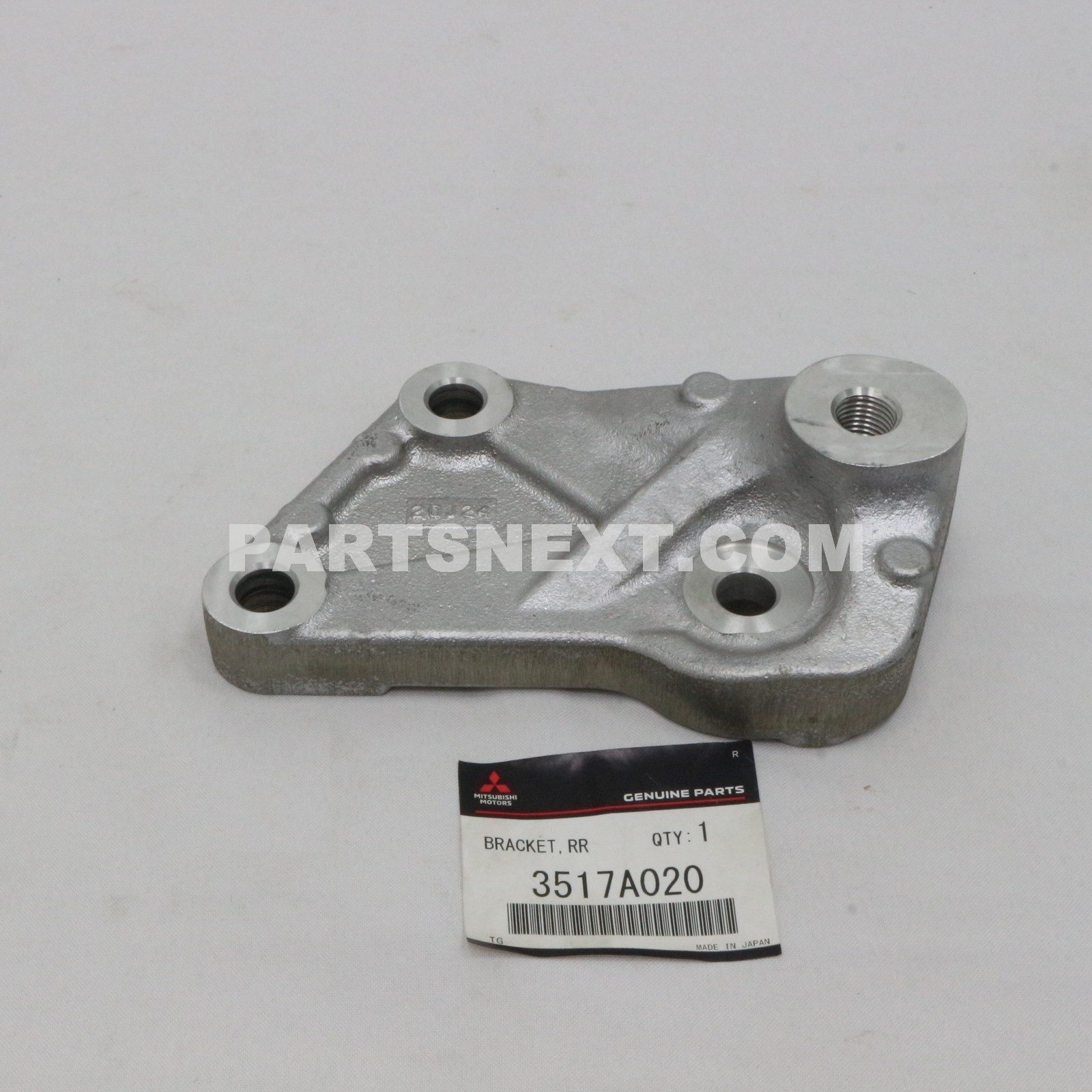 Mitsubishi :: 3517A020 BRACKET,RR DIFF FR SUPPORT