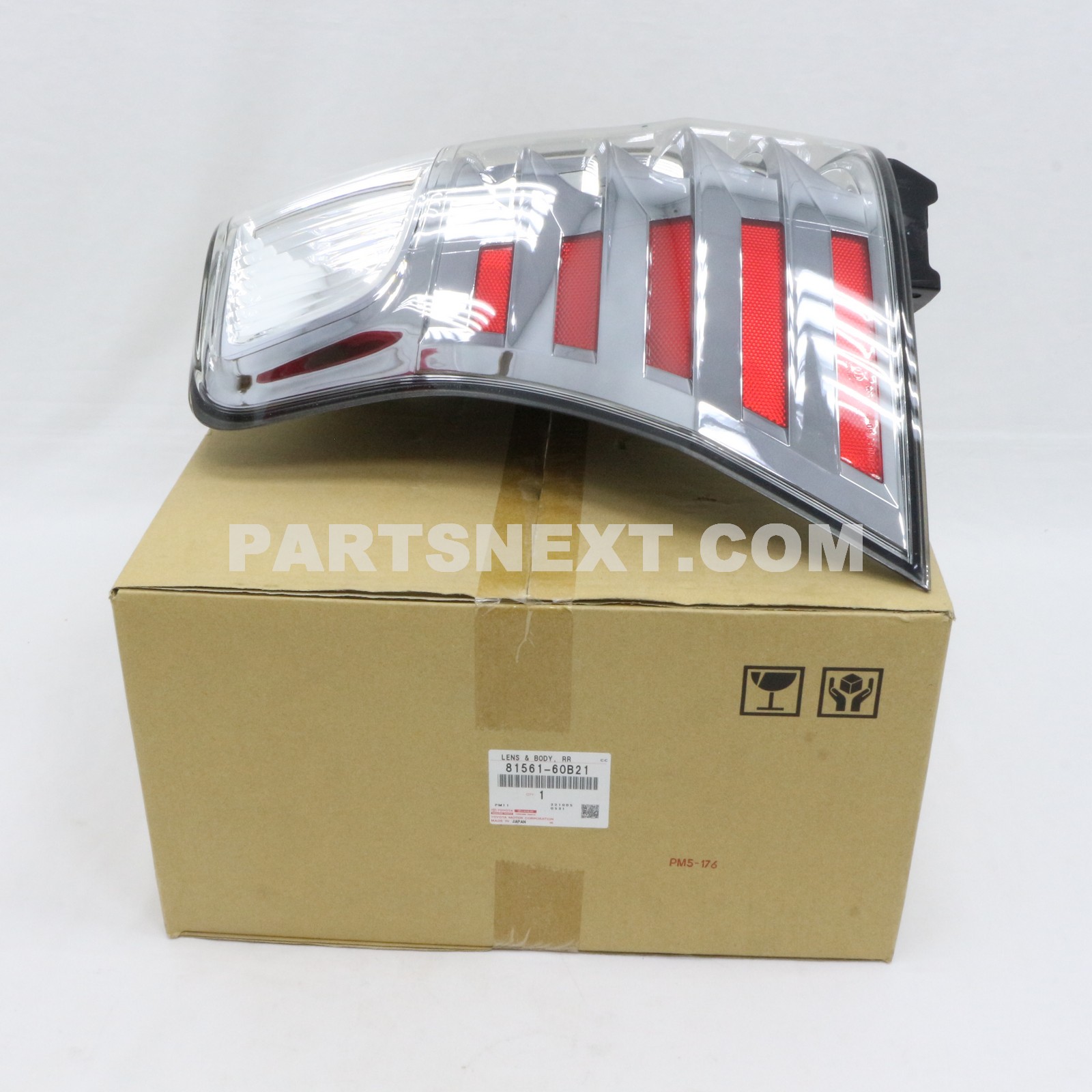 Toyota :: 81561-60B21 LENS & BODY RR