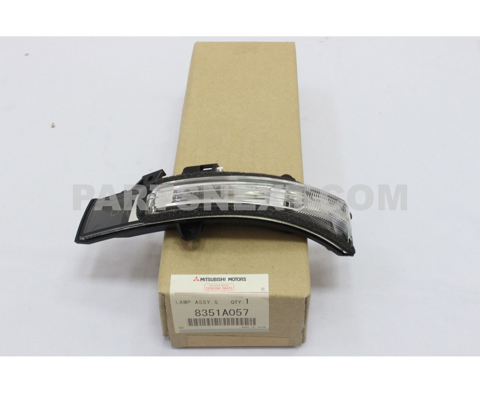Mitsubishi :: 8351A057 LAMP-SIDE TURN SIGNAL