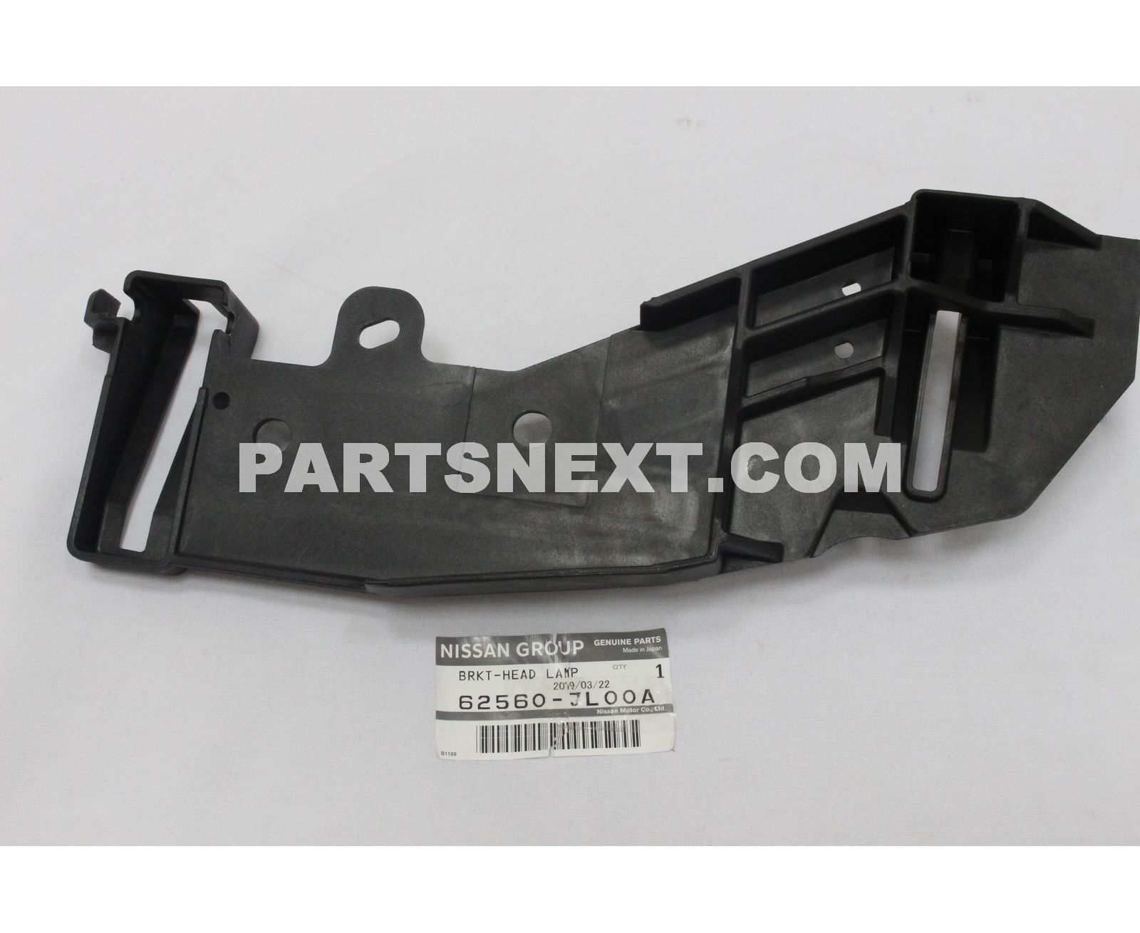 Nissan :: 62560-JL00A BRACKET-HEAD LAMP RH