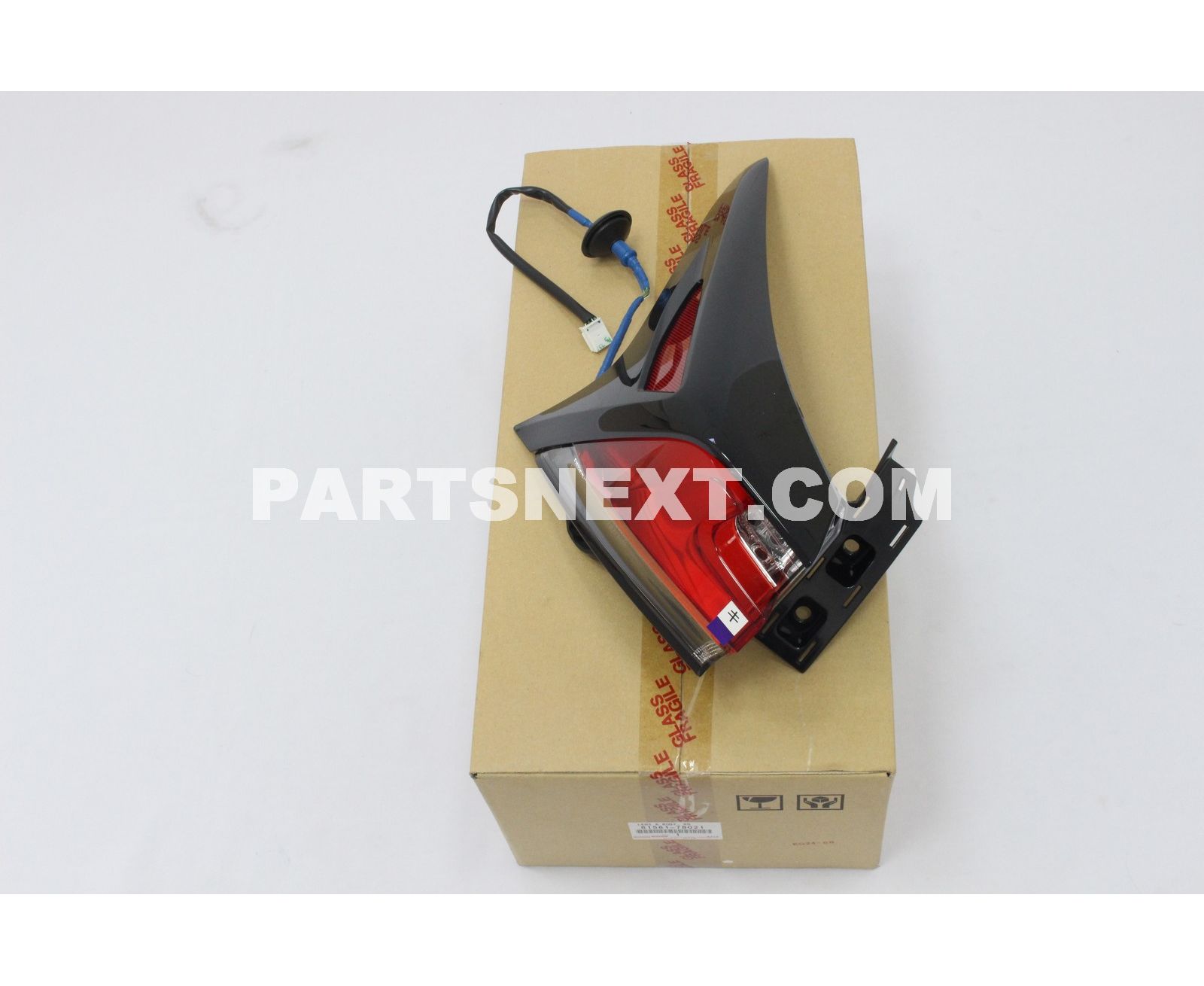 Toyota :: 81561-78021 LENS & BODY RR