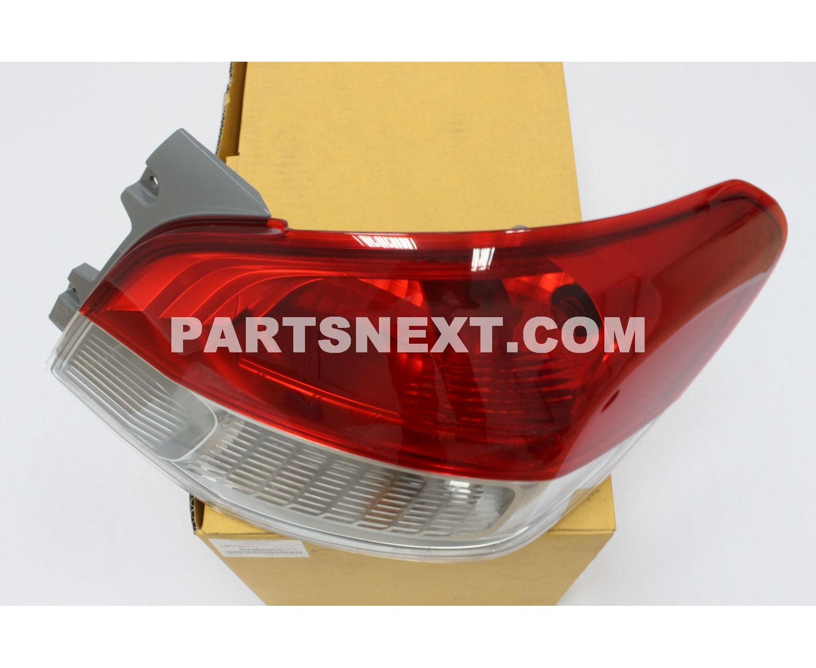 Mitsubishi :: 8330A852 LAMP ASSY,COMB,RR RH