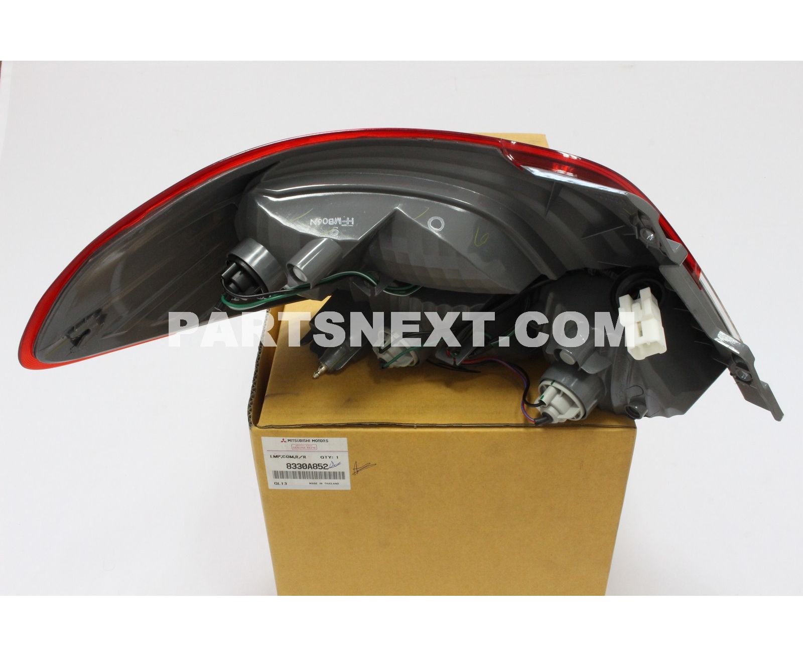 Mitsubishi :: 8330A852 LAMP ASSY,COMB,RR RH