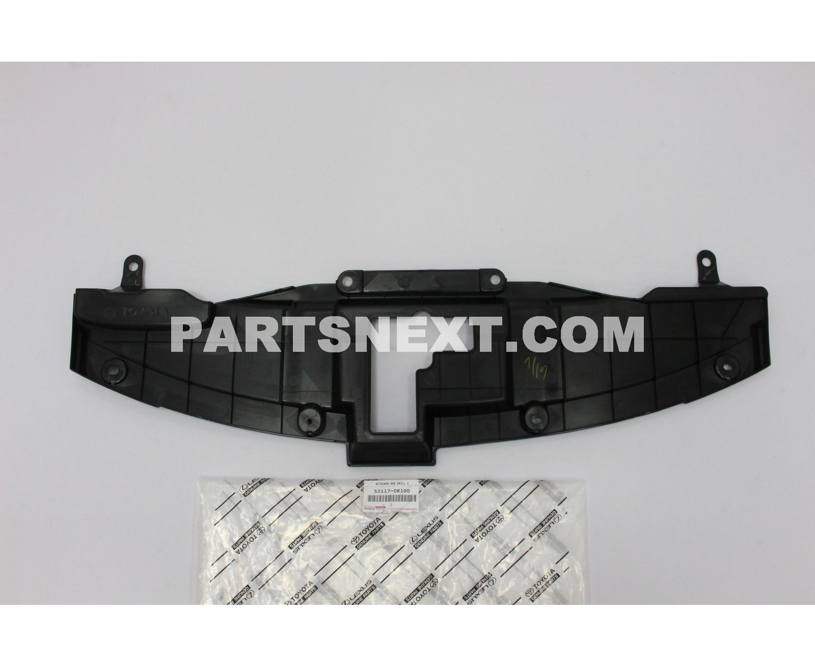 Toyota :: 53117-0K100 RETAINER, RADIATOR