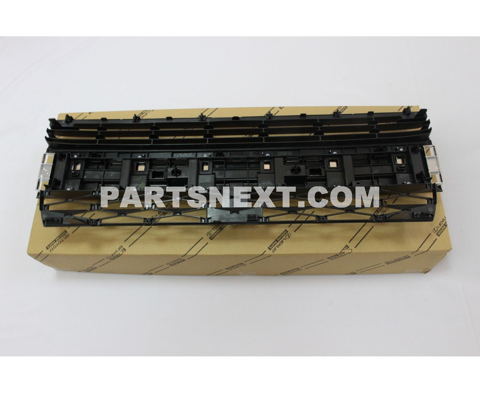 Toyota :: 52701-35010 MOULDING SUB-ASSY, FRONT BUMPER