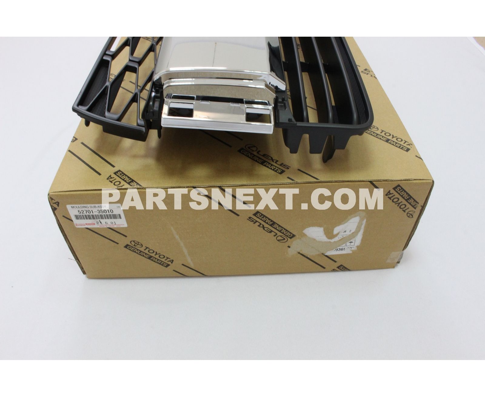 Toyota :: 52701-35010 MOULDING SUB-ASSY, FRONT BUMPER