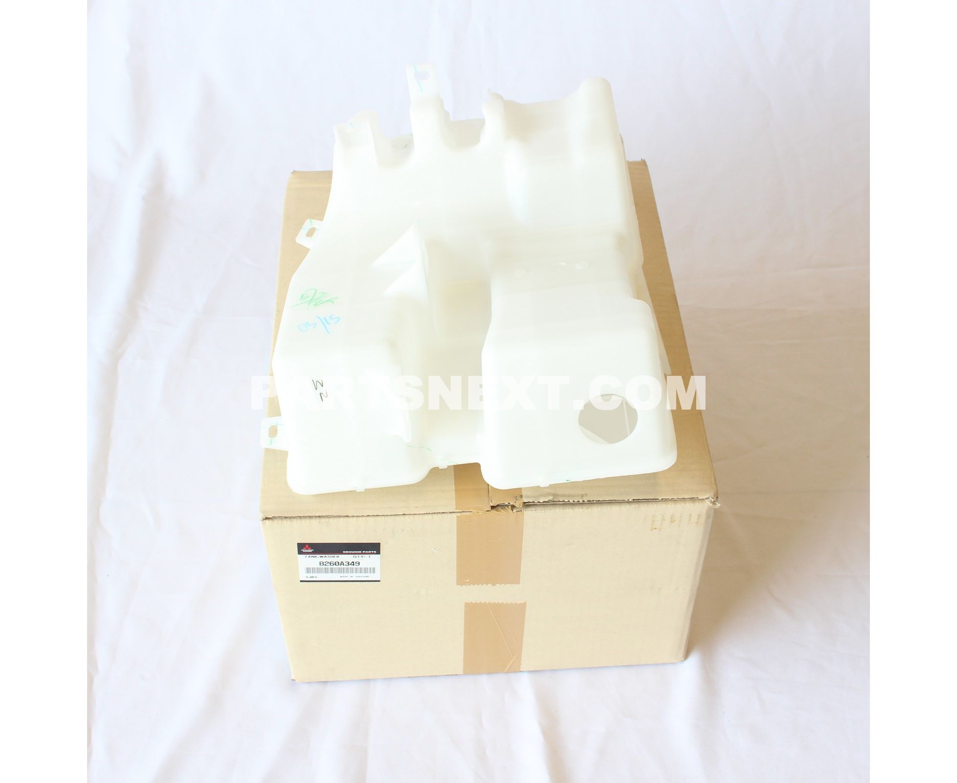 Mitsubishi :: 8260A349 TANK,WINDSHIELD WASH