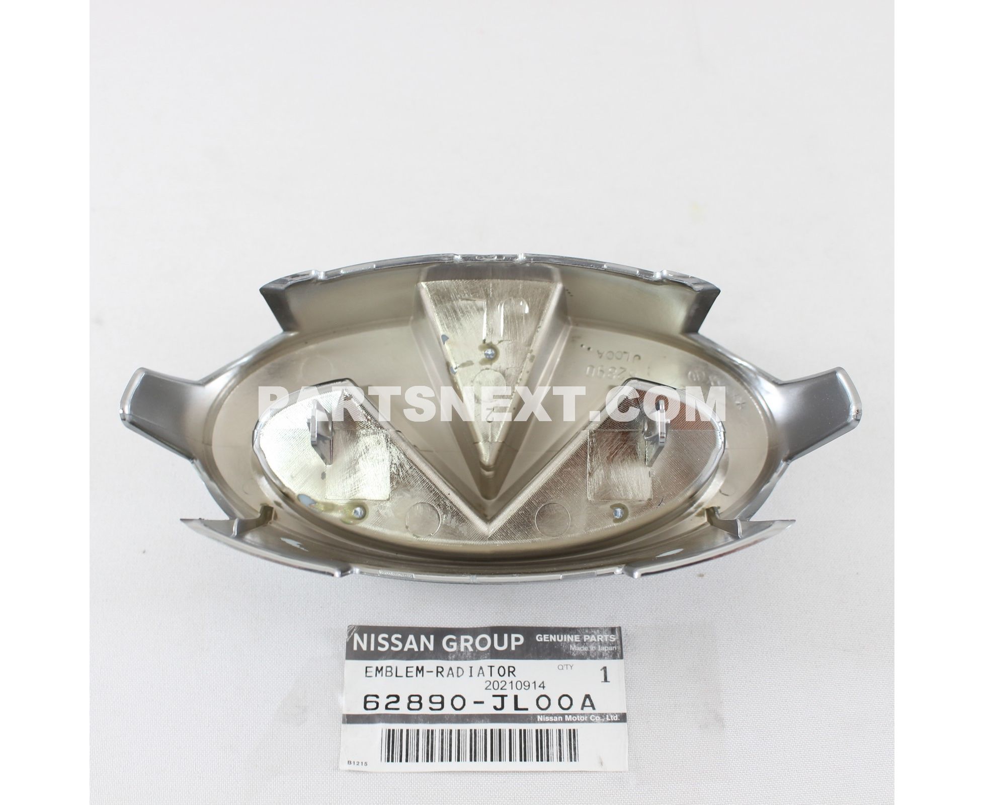 Nissan :: 62890-JL00A EMBLEM-RADIATOR GRILLE