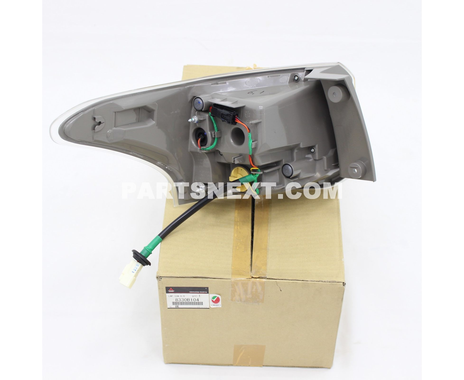 Mitsubishi :: 8330B104 LAMP ASSY,COMB,RR RH