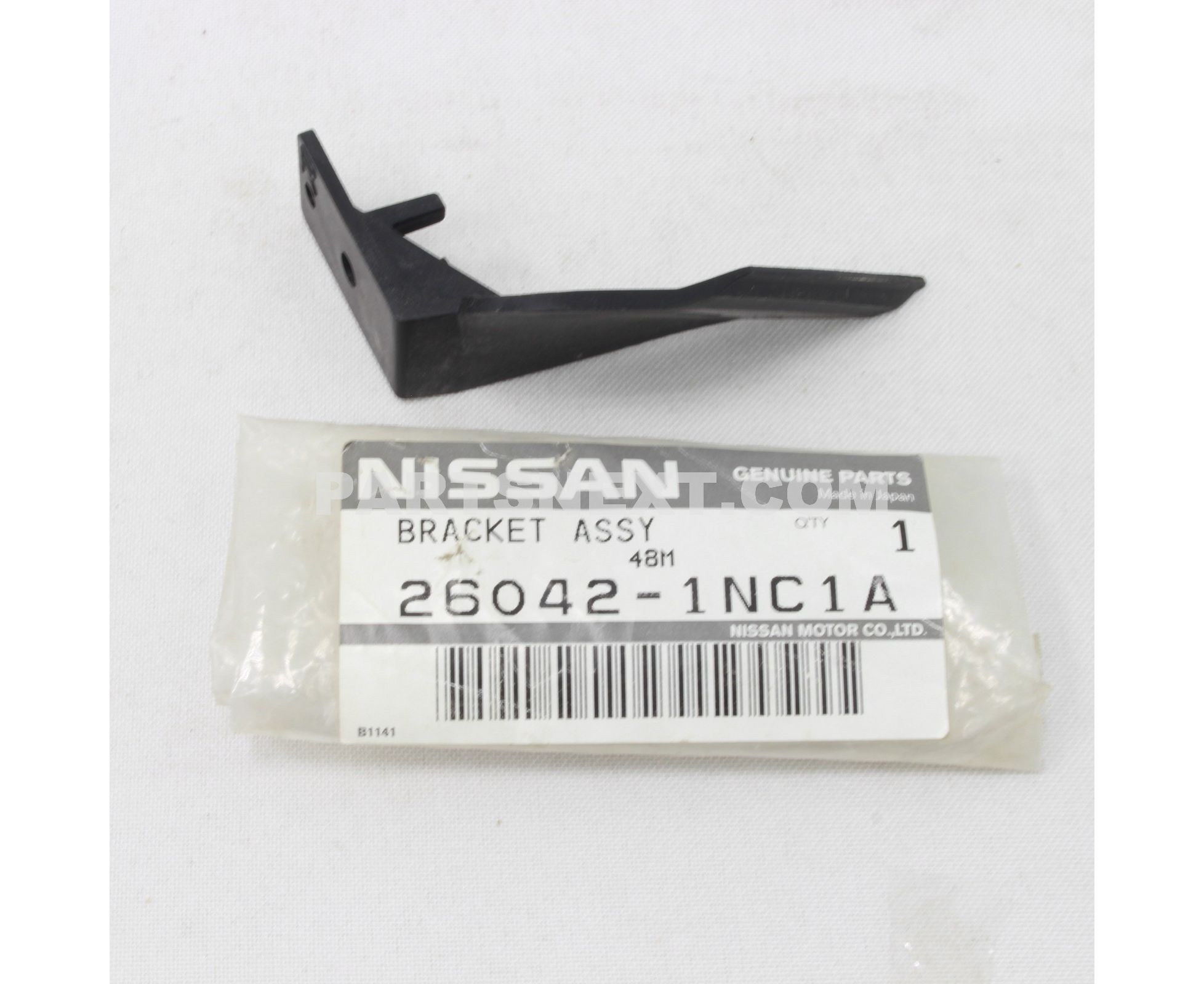 Nissan :: 26042-1NC1A BRKT HEAD LAMP