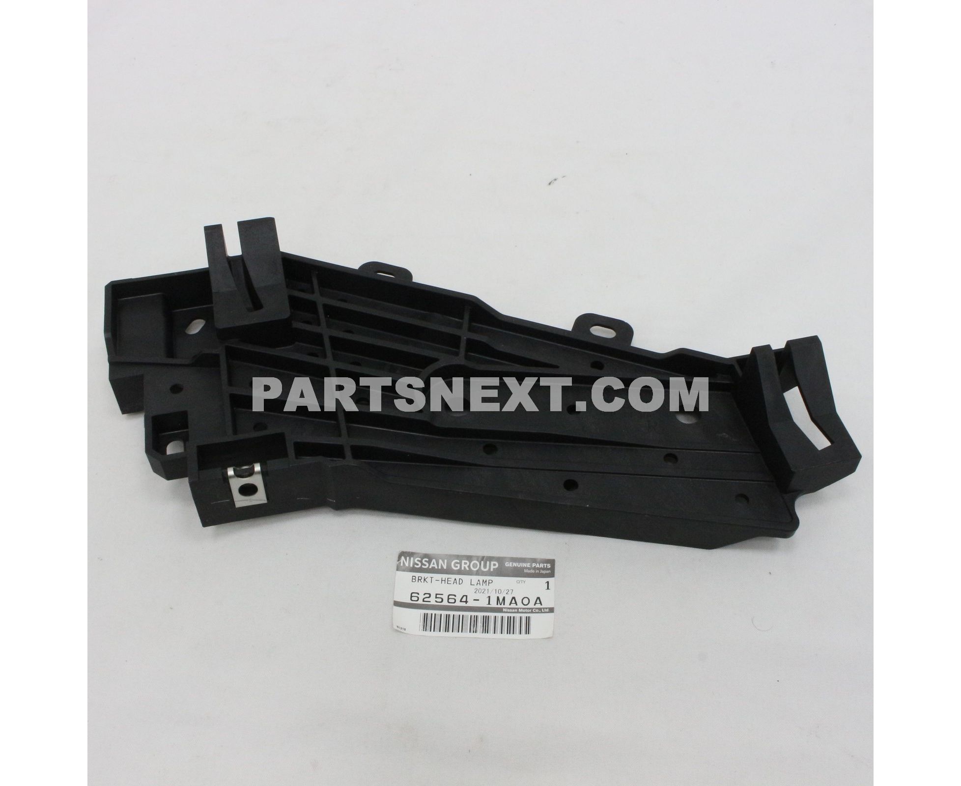 Nissan :: 62564-1MA0A BRACKET-HEAD LAMP RH