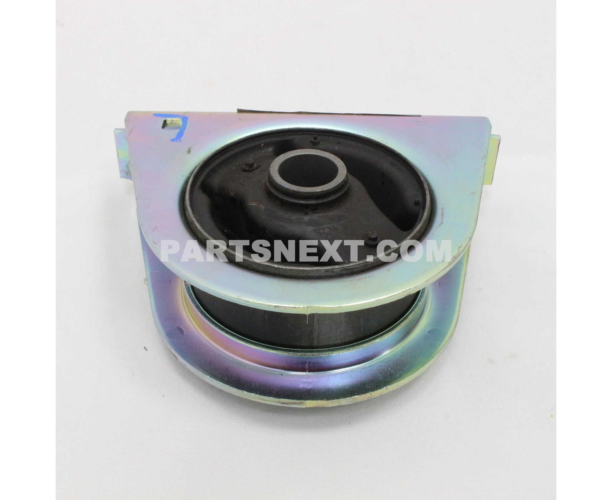 Mitsubishi :: MR333577 BRACKET,ROLL STOPPER,RH