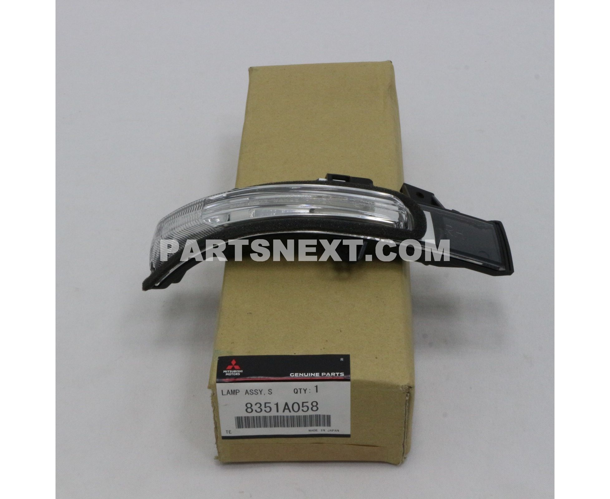 Mitsubishi :: 8351A058 LAMP-SIDE TURN SIGNAL