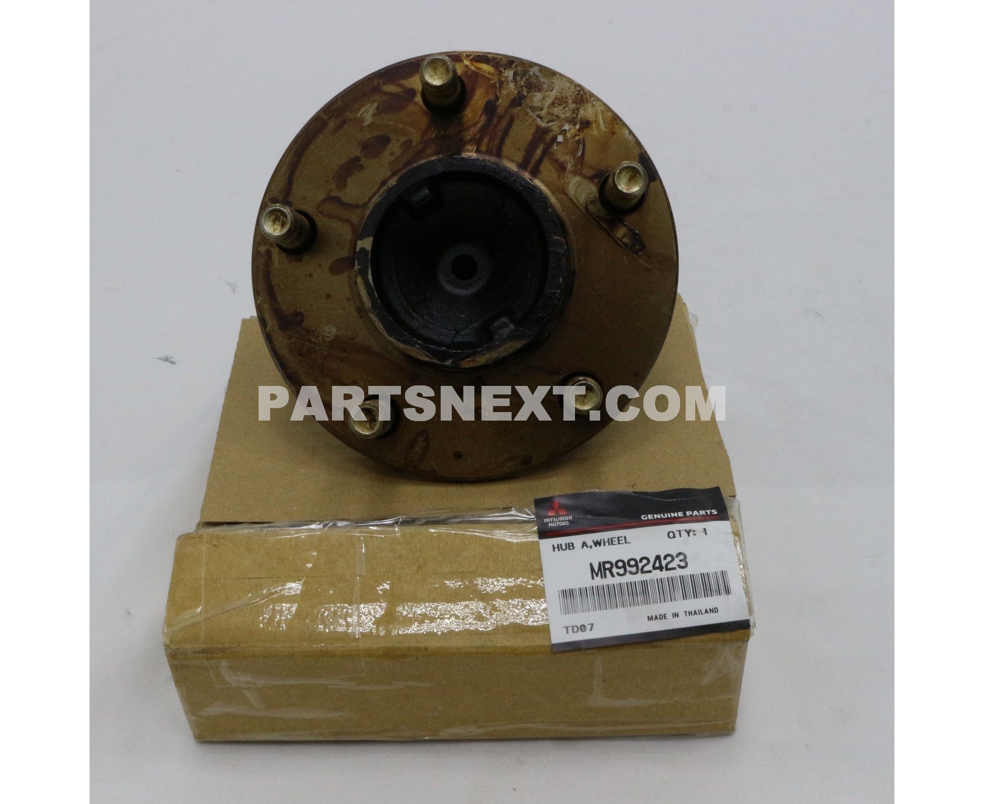 Mitsubishi :: MR992423 HUB ASSY,FR WHEEL