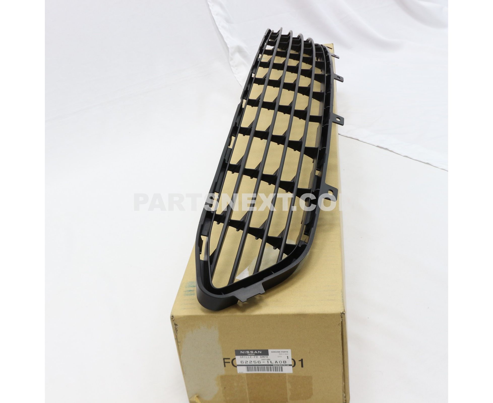 Nissan :: 62256-1LA0B GRILLE-FRONT BUMPER